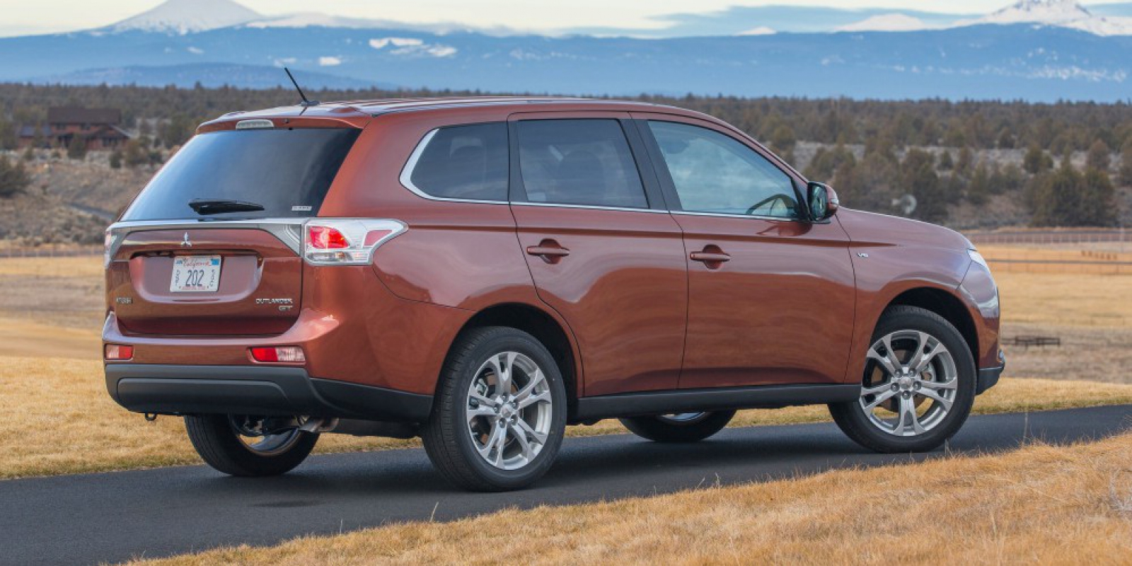 2014 Mitsubishi Outlander | Consumer Guide Auto