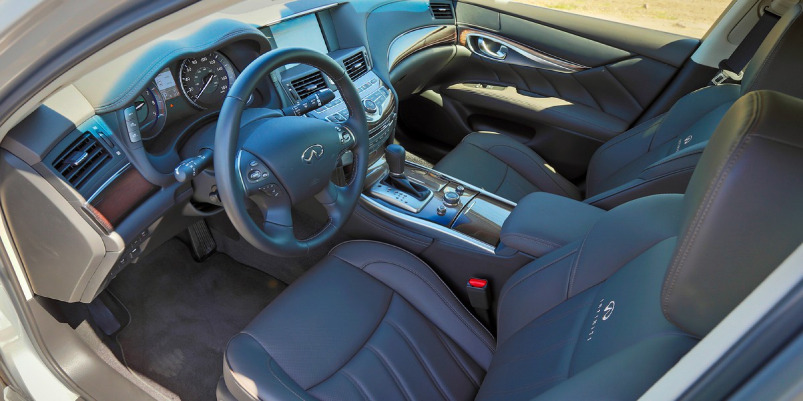 2014 Infiniti Q70 | Consumer Guide Auto