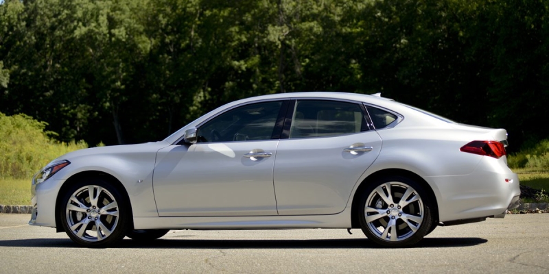 2016 Infiniti Q70 | Consumer Guide Auto