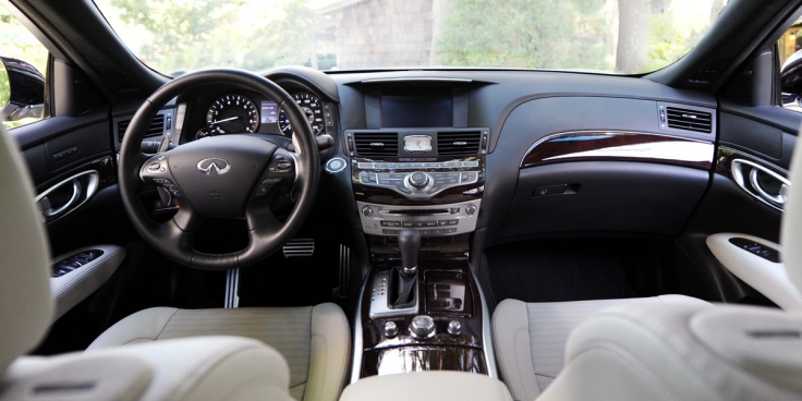 2016 Infiniti Q70 | Consumer Guide Auto