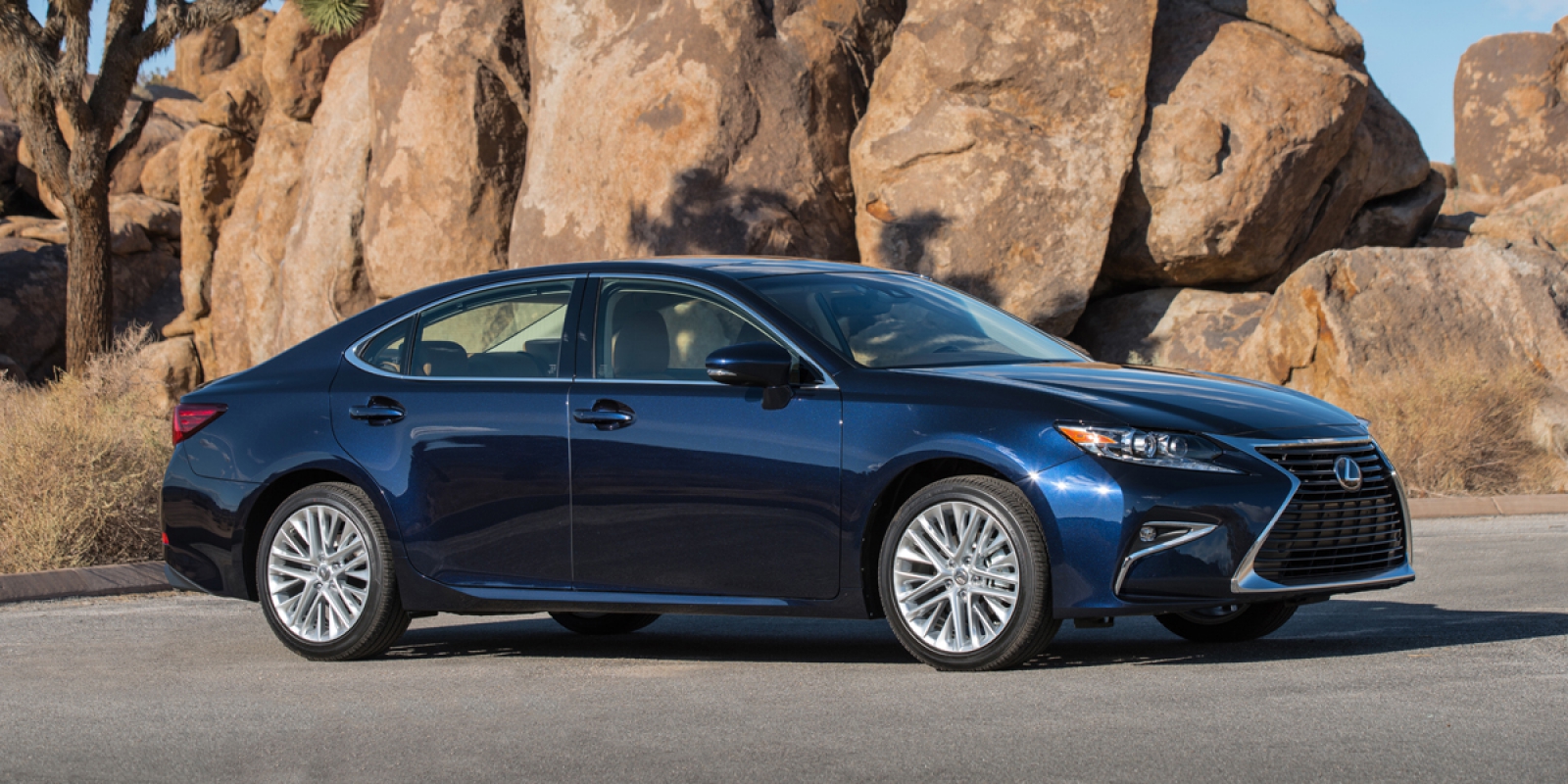 2017 Lexus ES | Consumer Guide Auto