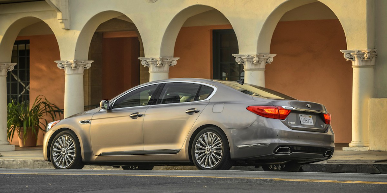 2016 Kia K900 | Consumer Guide Auto