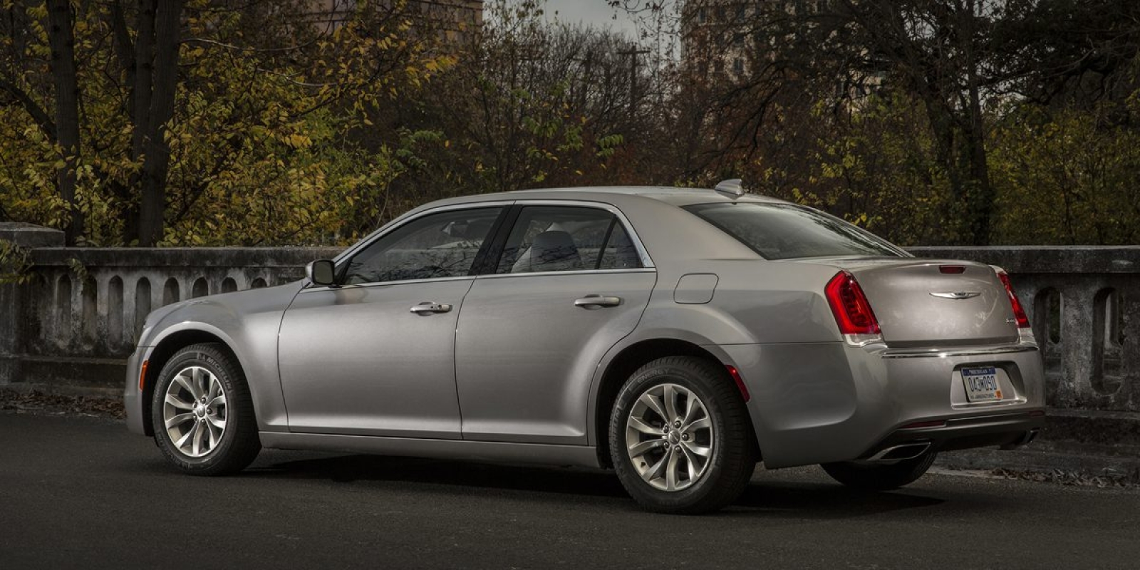2017 Chrysler 300 | Consumer Guide Auto