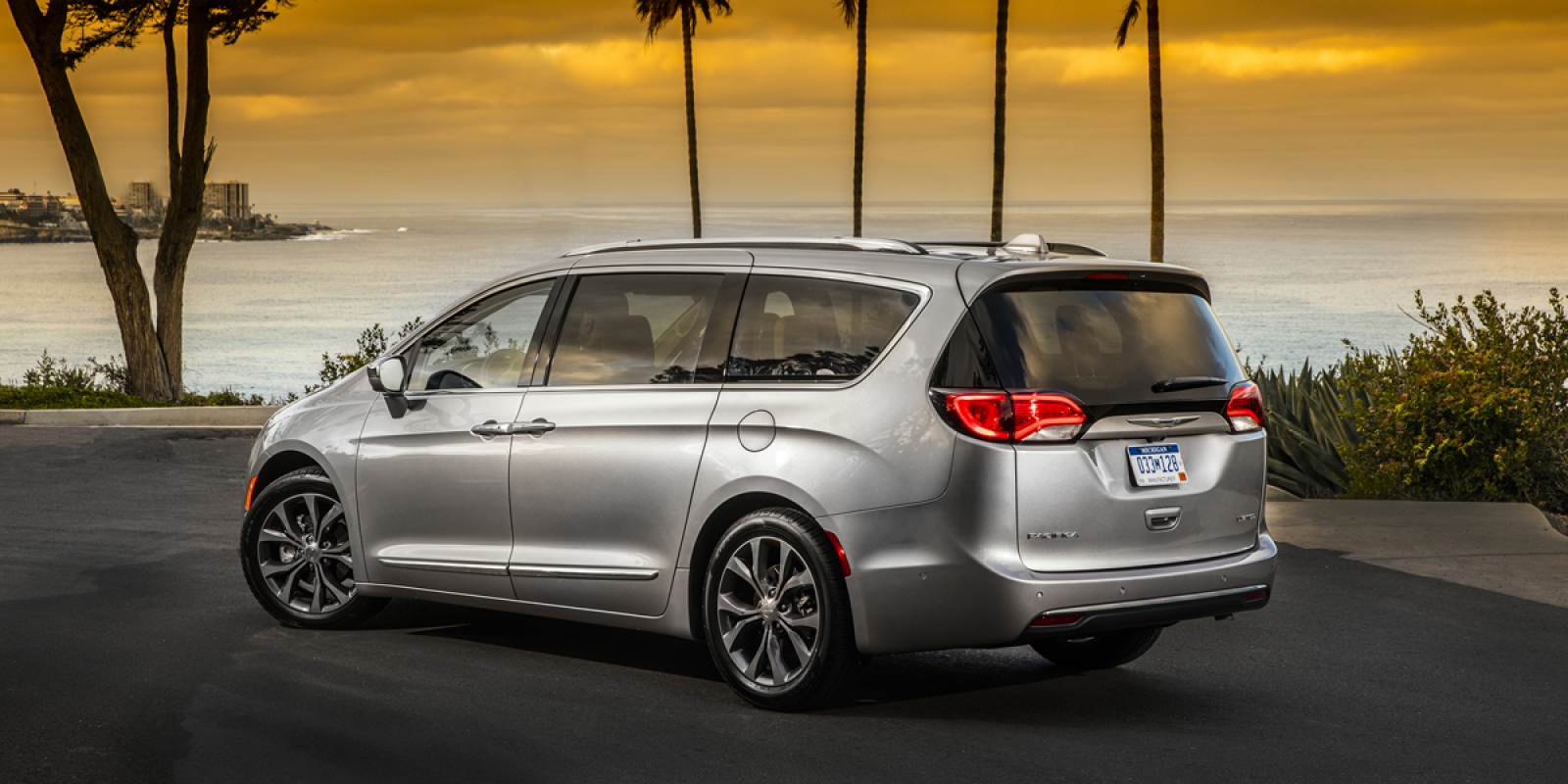 2019 Chrysler Pacifica | Consumer Guide Auto